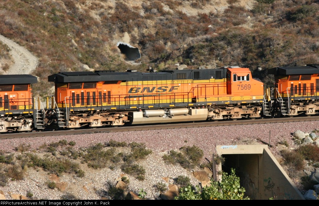 BNSF 7569